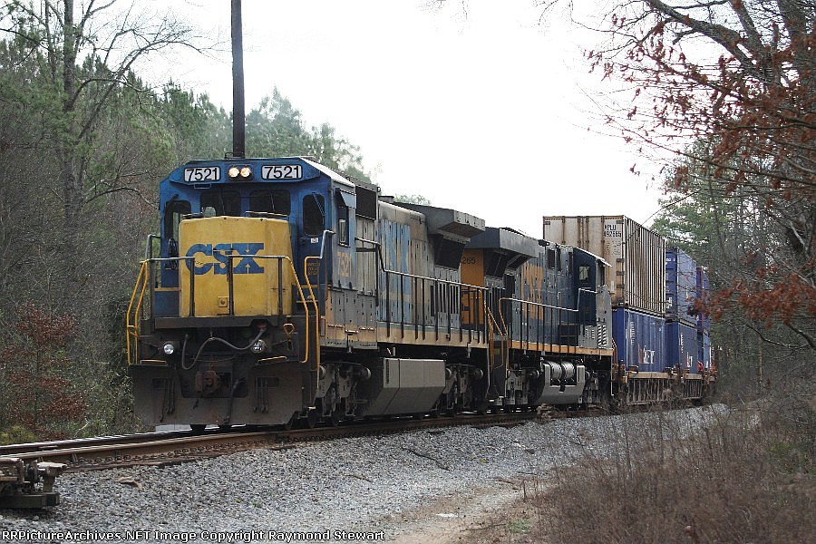 CSX 7521 on Q-124